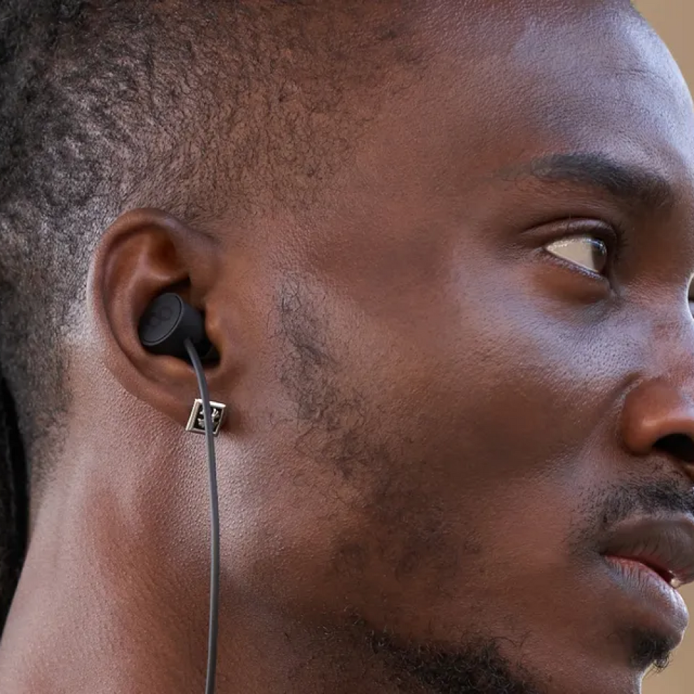 Titan: World’s 1st E-Sim Connected Earbuds – Mymanu®